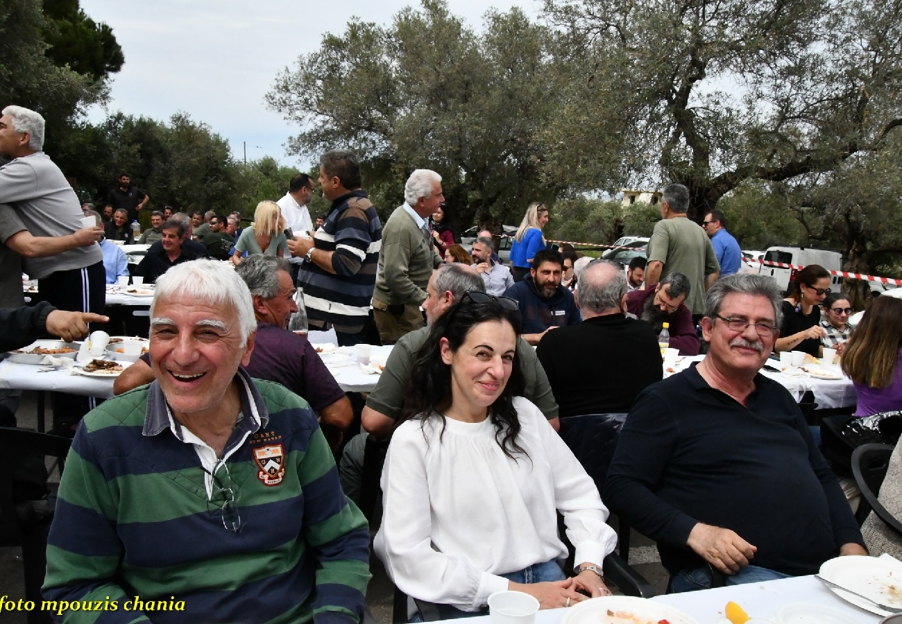 Χανιά | “Το ‘ριξαν έξω” σε ΔΕΥΑΧ – ΔΕΥΑΒΑ: Τραγούδια, ζεϊμπέκικα και ...