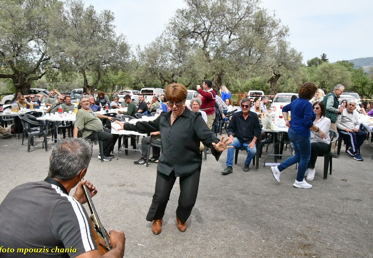 Χανιά | “Το ‘ριξαν έξω” σε ΔΕΥΑΧ – ΔΕΥΑΒΑ: Τραγούδια, ζεϊμπέκικα και ...
