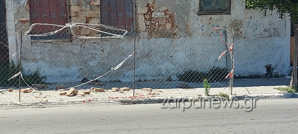 Επικίνδυνες καταστάσεις: Πέτρες και τούβλα για πέντε μήνες πάνω στο ...