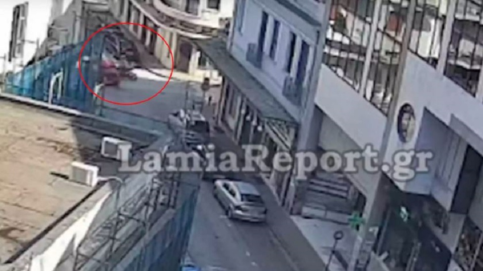 Τροχαίο στην κάμερα με αυτοκίνητο να παραβιάζει Stop – Δείτε τη σφοδρή ...