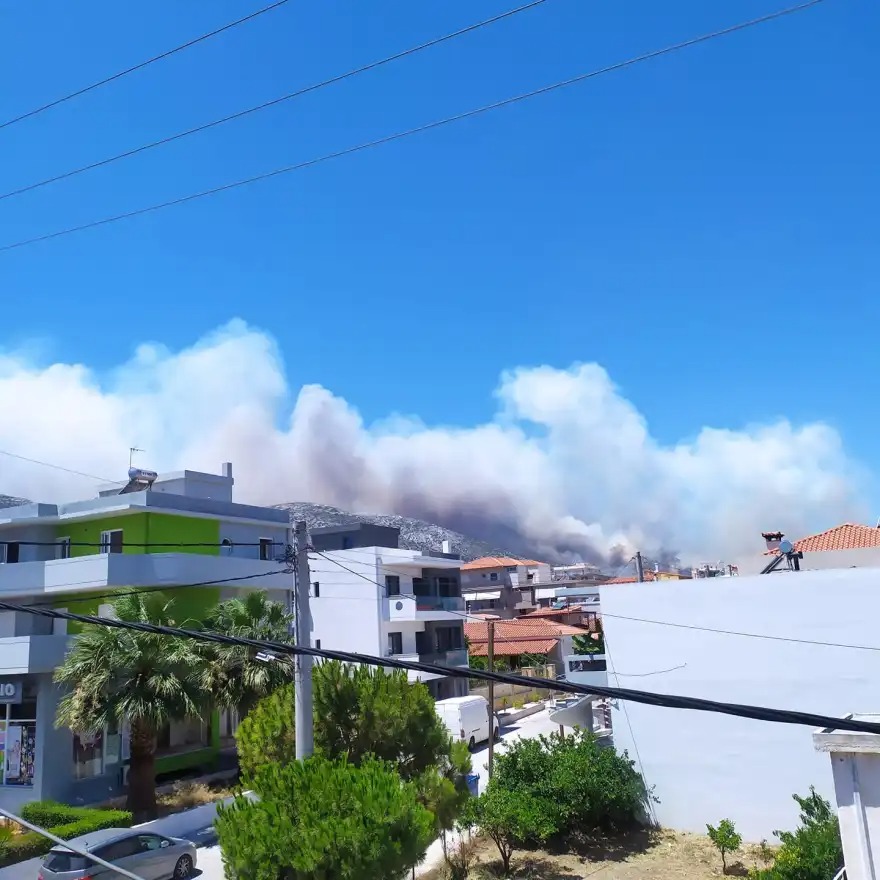 Μεγάλη φωτιά στον Κουβαρά Αττικής – Καίει κοντά σε σπίτια, εστάλη ...