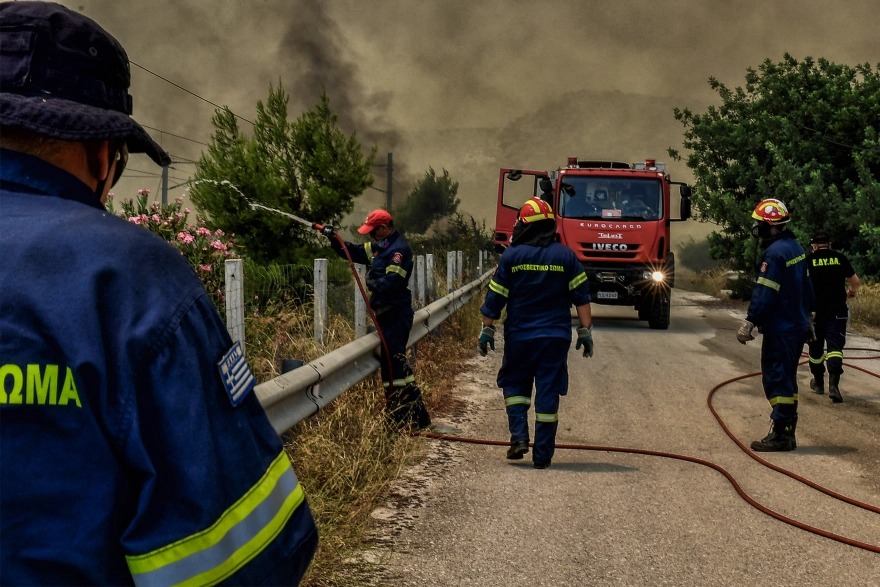 Κοντά στα σπίτια η φωτιά στα Μέγαρα – Συγκλονιστικές φωτογραφίες από το ...