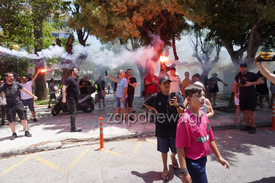 Το σήκωσαν και στα Χανιά – Έφτασε το Κύπελλο της ΑΕΚ με πανηγυρισμούς ...