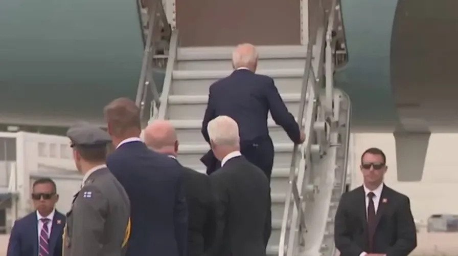 Νέο ατύχημα για τον Τζο Μπάιντεν – Σκόνταψε ξανά στη σκάλα του Air ...