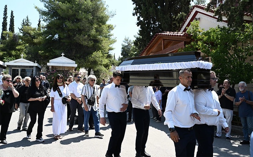 Συγκίνηση στην κηδεία της Γιώτας Γιάννα – Φωτογραφίες από το “τελευταίο ...