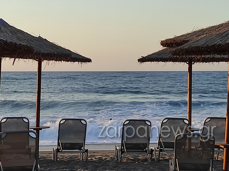 Χανιά | Αγνοούν τα κύματα και κολυμπούν με κόκκινη σημαία στην παραλία ...