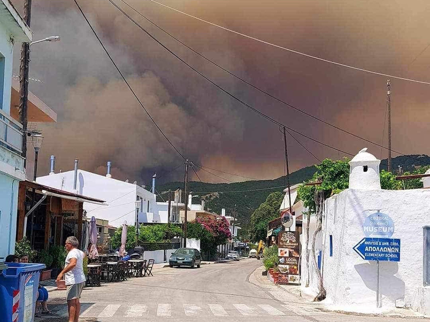 Ανεξέλεγκτη η φωτιά στη Ρόδο – Εκκενώνονται τρία χωριά και ένα ...
