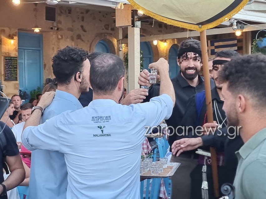 Χανιά | Όλοι μαζί, μία παρέα στην Παραδοσιακή Στράτα – Έσυραν τον χορό ...