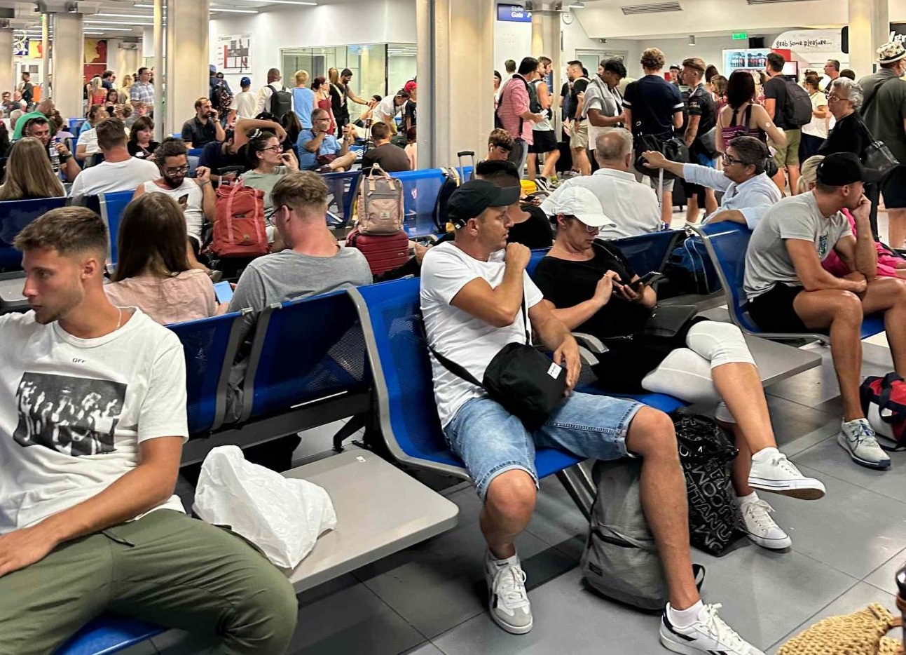 Μαρτύριο η ζέστη στο αεροδρόμιο Ηρακλείου για χιλιάδες τουρίστες ...