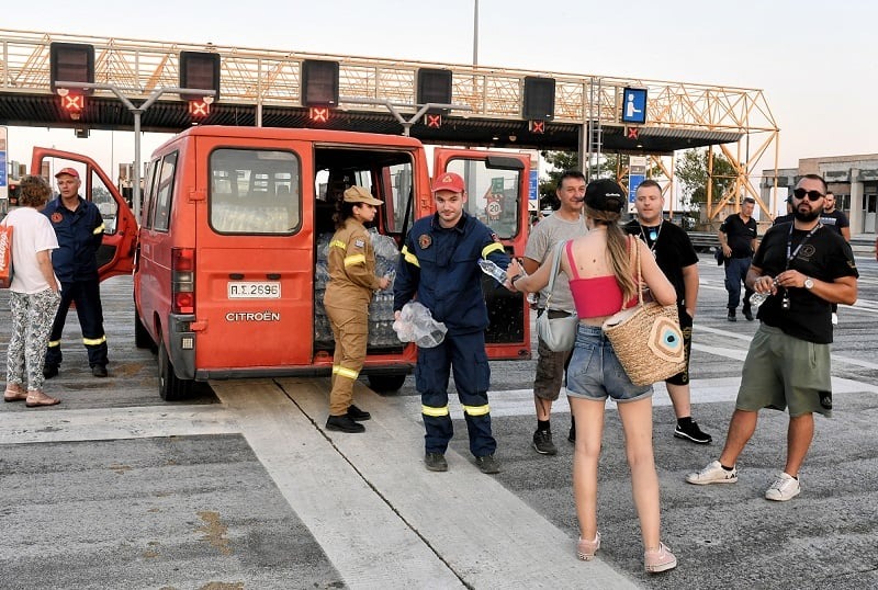 Εγκλωβισμένοι στα οχήματά τους για περίπου 9 ώρες – Το χρονικό της ...