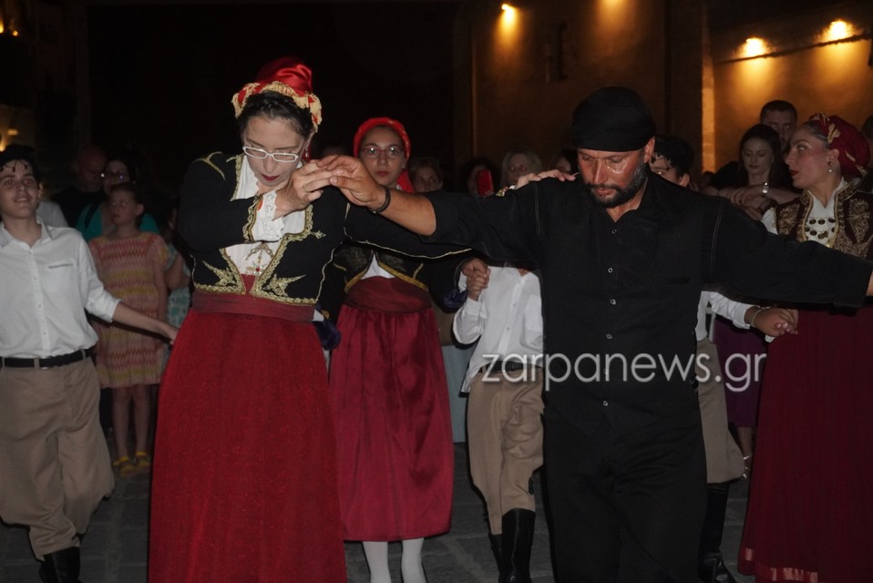Έσμιξαν «παραδοσιακοί» και λαμπαδηδοδρόμοι – Κατάμεστο το Ενετικό ...