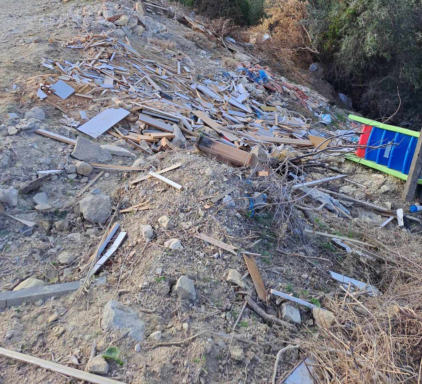 Μια χωματερή σε χωριό της Κισσάμου με απέραντη θέα σε βουνό και θάλασσα ...