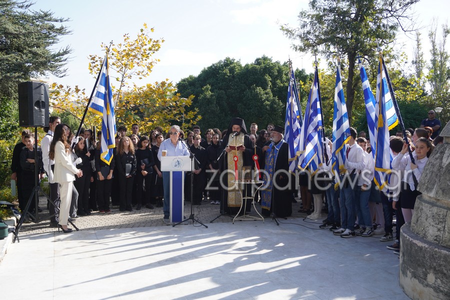 Χανιά | Κατάθεση στεφάνων από μαθητές στο Ηρώο για την 28η Οκτωβρίου ...