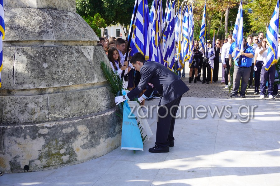 Χανιά | Κατάθεση στεφάνων από μαθητές στο Ηρώο για την 28η Οκτωβρίου ...