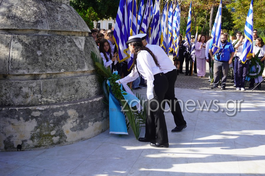 Χανιά | Κατάθεση στεφάνων από μαθητές στο Ηρώο για την 28η Οκτωβρίου ...