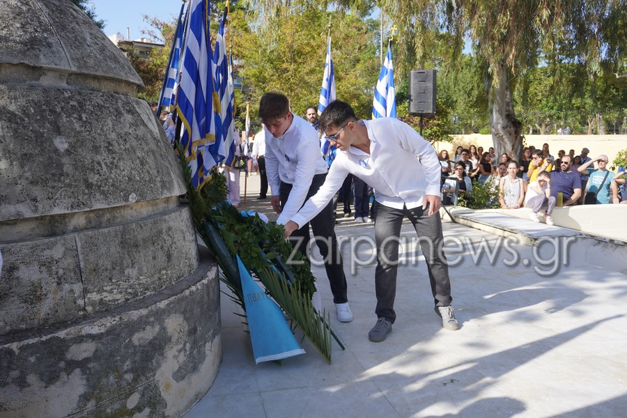 Χανιά | Κατάθεση στεφάνων από μαθητές στο Ηρώο για την 28η Οκτωβρίου ...