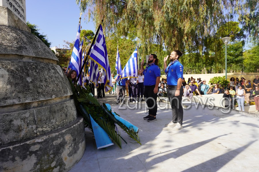 Χανιά | Κατάθεση στεφάνων από μαθητές στο Ηρώο για την 28η Οκτωβρίου ...
