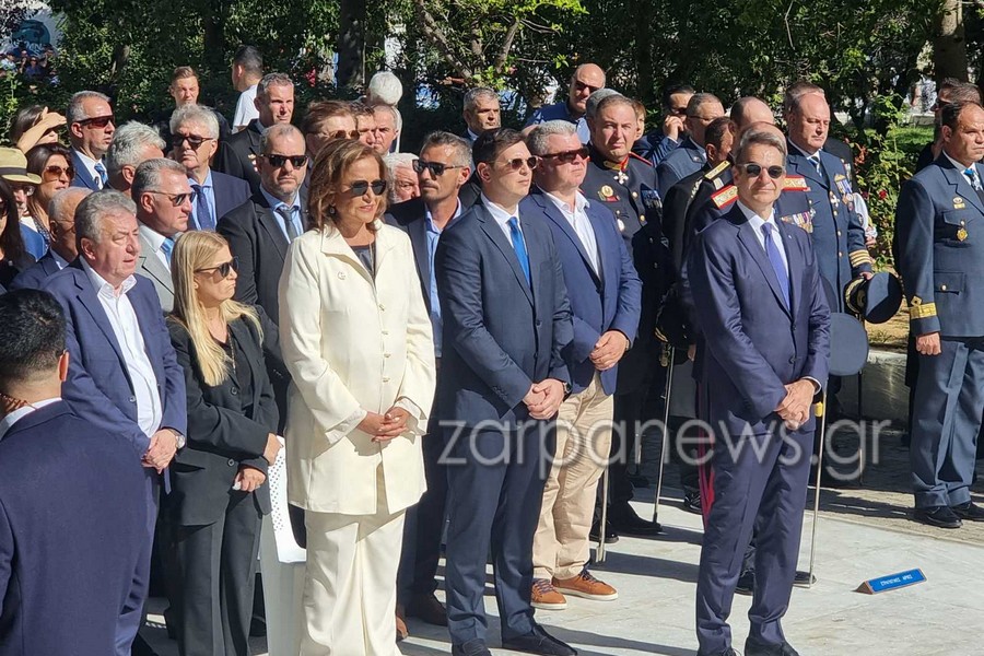 Καιρός ήταν! Μόνο με εννέα στεφάνια η κατάθεση στεφάνων στο ηρώο στα ...