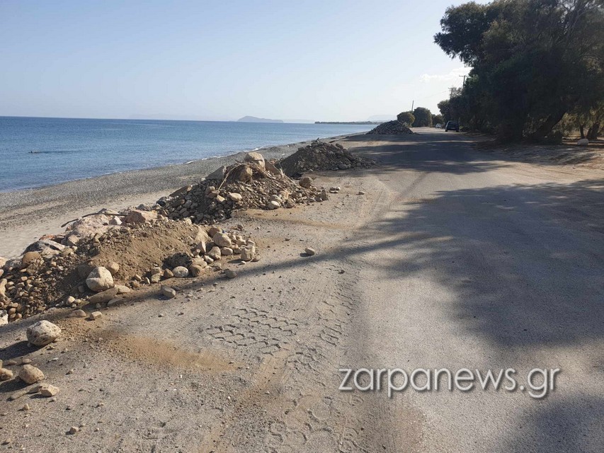 Έλεος… Μπάζα στην παραλία; Φορτηγό ξεφόρτωσε οικοδομικά υλικά στο ...