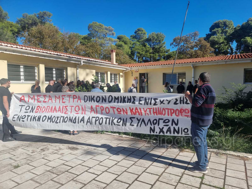 Στους δρόμους αγρότες και κτηνοτρόφοι των Χανίων για το πετσόκομμα των ...