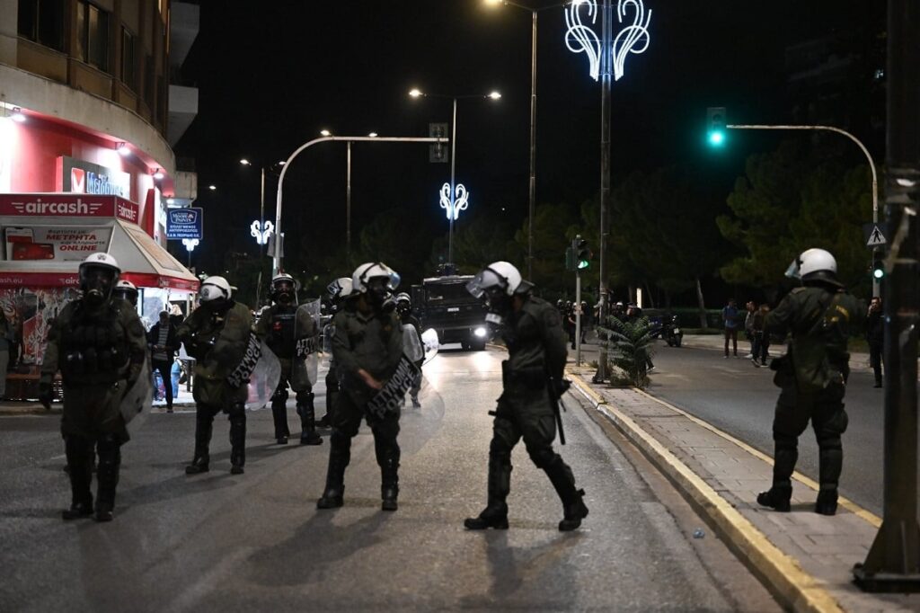 Πλατεία Βικτωρίας: Χημικά και μάχες σώμα με σώμα αστυνομικών ...