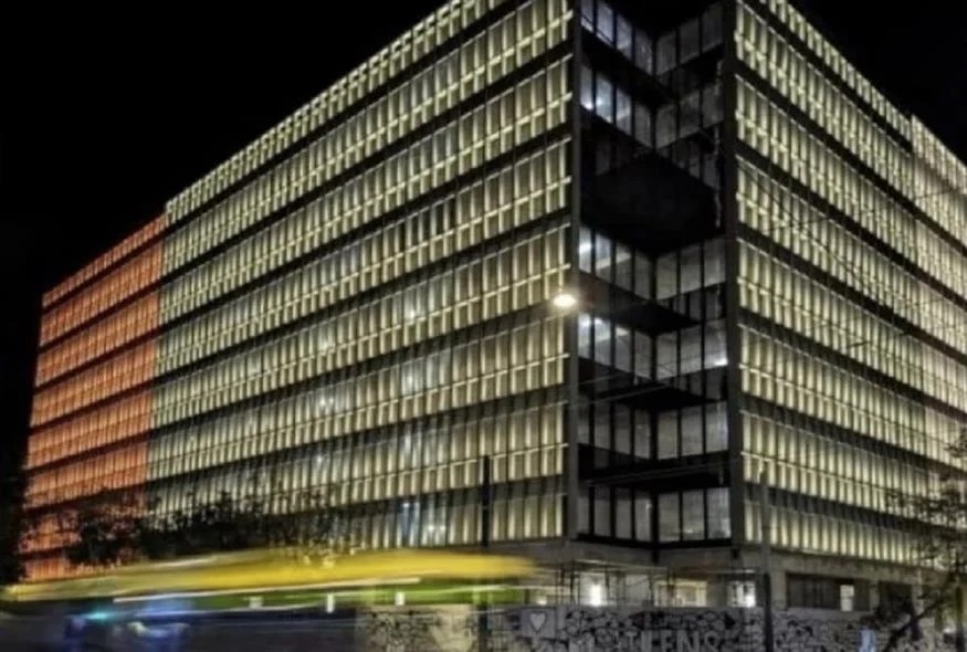 Φωταγωγήθηκε με τρία χρώματα το ιστορικό Μινιόν – Πότε θα ανοίξει τις ...