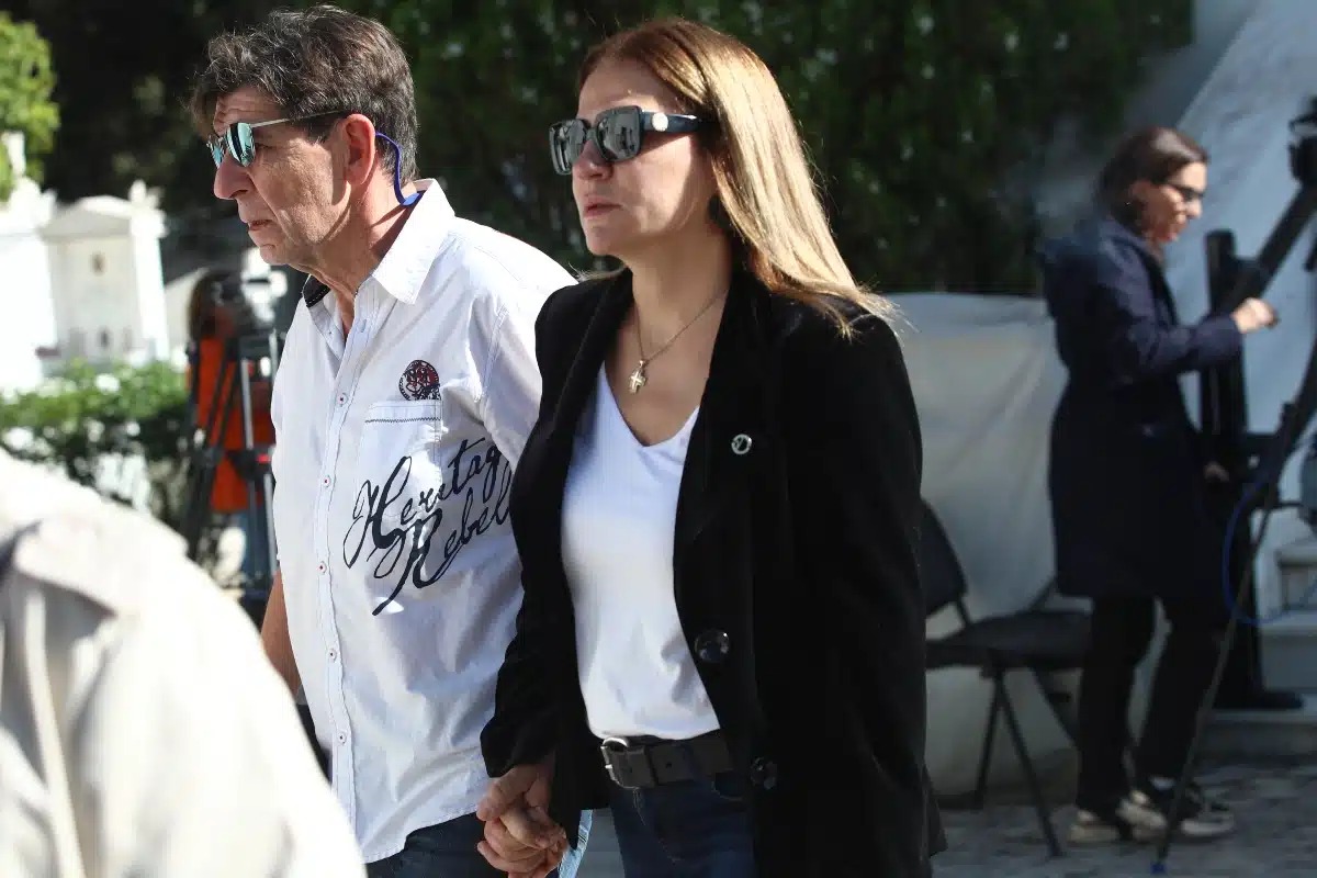 Ράγισαν καρδιές στην κηδεία της Κάτιας Νικολαΐδου – Κατέρρευσε η μητέρα ...