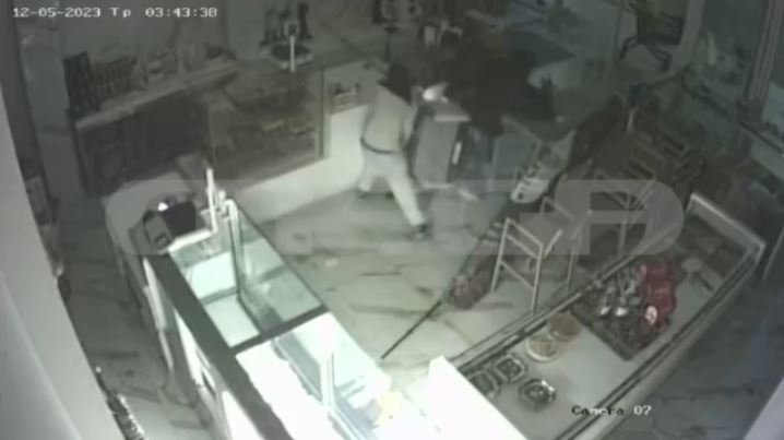 Βίντεο ντοκουμέντο από διάρρηξη σε ζαχαροπλαστείο – Τους έπεσε η μηχανή ...