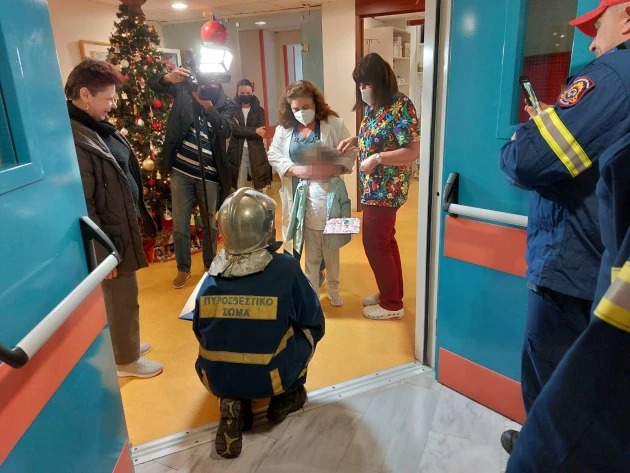 Πυροσβέστες μοίρασαν δώρα και ευχές στα παιδιά που νοσηλεύονται στο ...