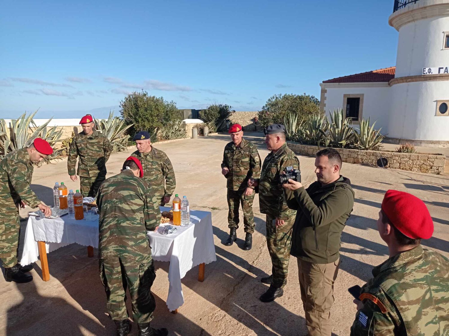 Στο στρατιωτικό φυλάκιο της Γαύδου ο αρχηγός ΓΕΣ Άγγελος Χουδελούδης ...