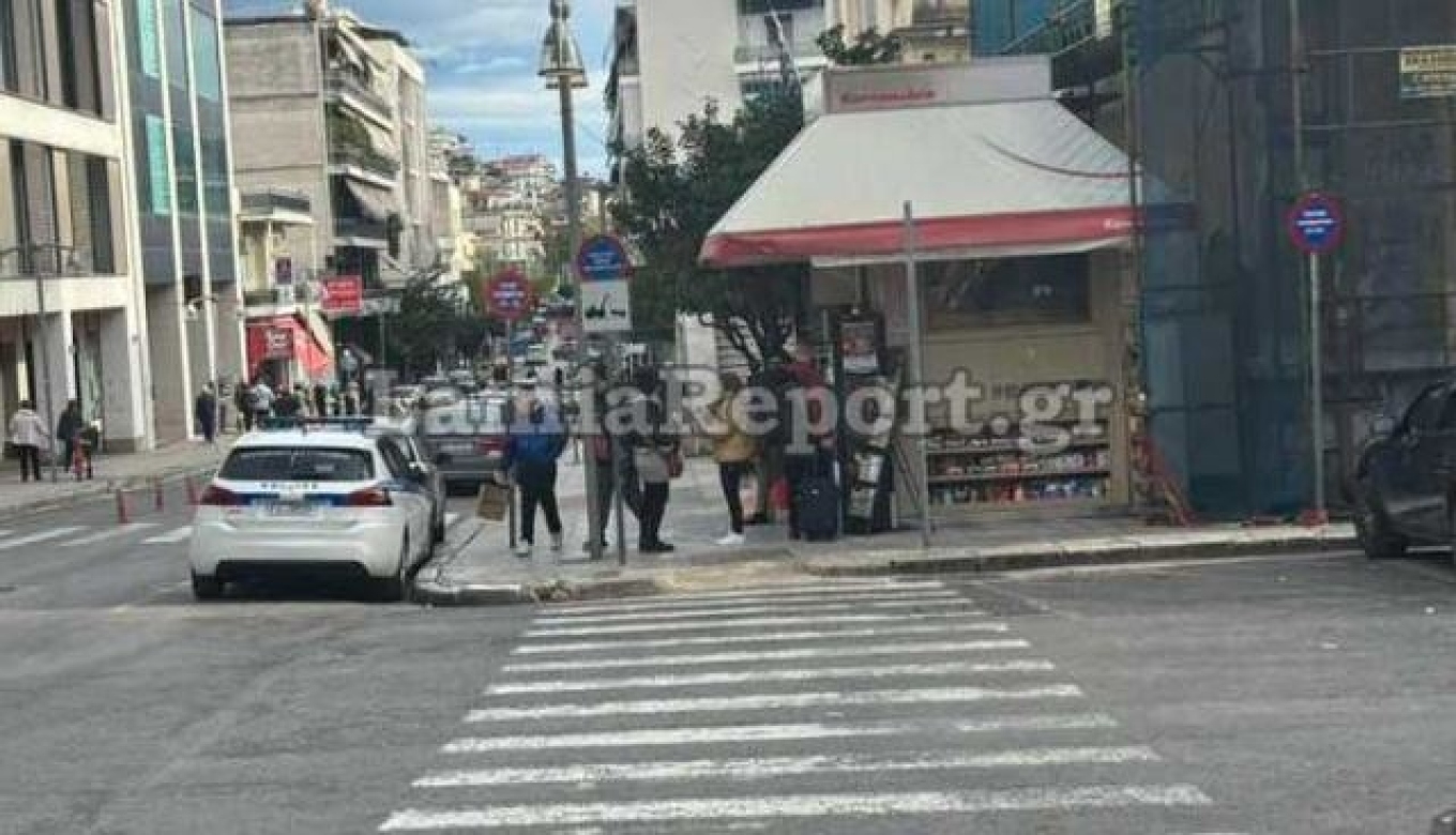 «Νταής» οδηγός πάρκαρε σε διάβαση πεζών και αναπήρων και κουτούλησε ...