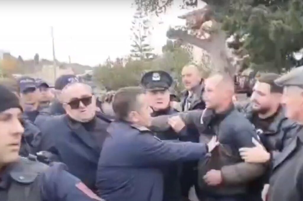 Εικόνες ντροπής από την αλβανική αστυνομία στην κηδεία της γιαγιάς του ...