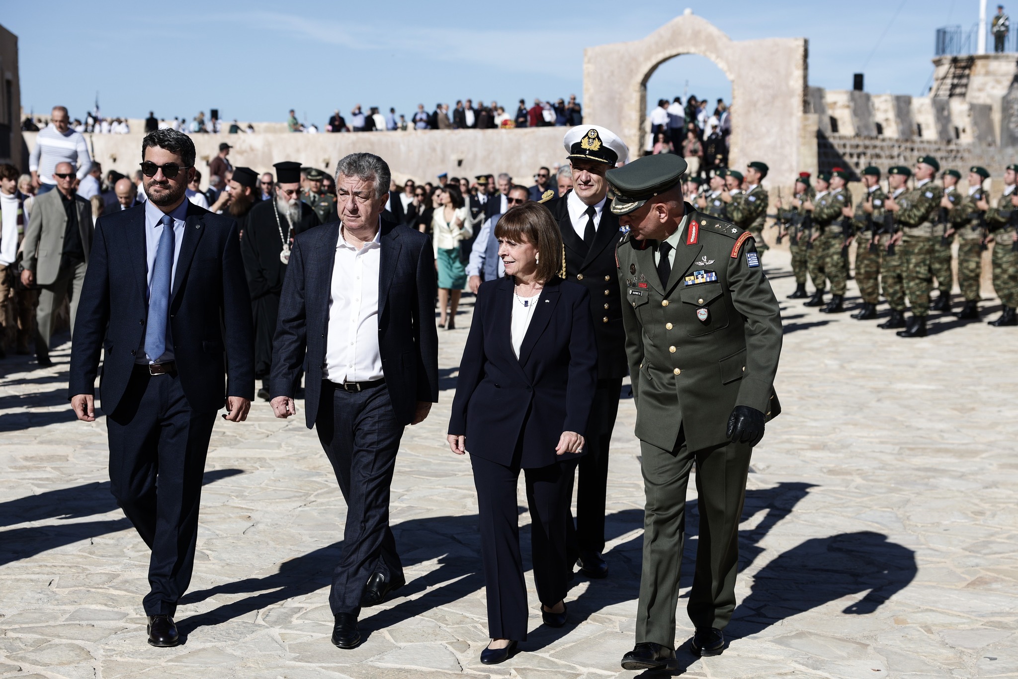 Η πρόεδρος της Δημοκρατίας και οι σχεδόν επίσημοι των Χανίων | zarpanews.gr