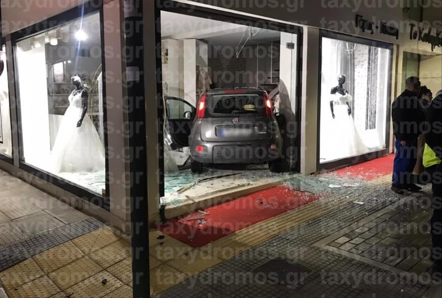Πανικός στο Βόλο: Αυτοκίνητο κατέληξε μέσα σε μαγαζί με νυφικά μετά από ...
