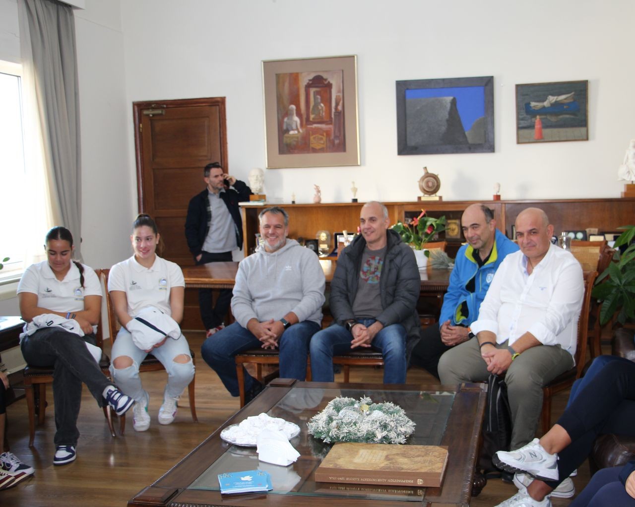 Συνάντηση Σημανδηράκη με αντιπροσωπεία του Ναυτικού Ομίλου Χανίων στο ...
