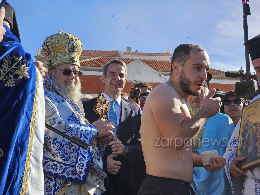 Ο νεαρός Χρήστος έπιασε τον σταυρό στο Ενετικό Λιμάνι των Χανίων ...