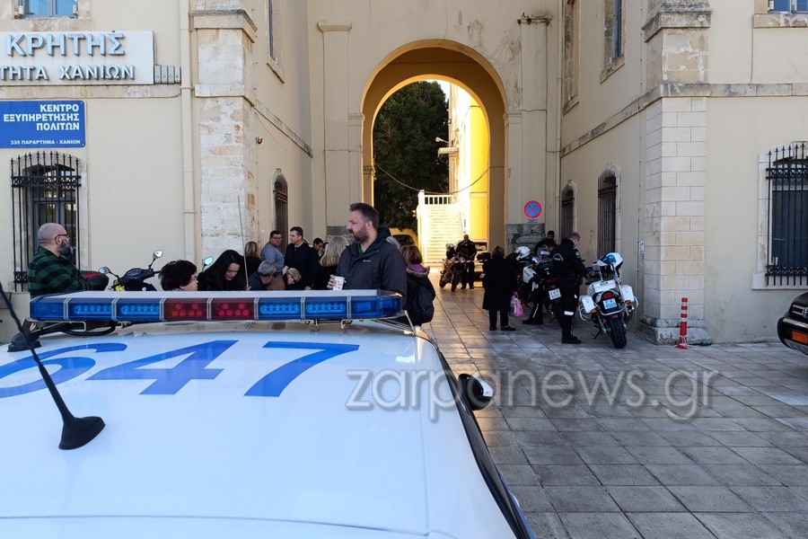 Εκκενώνουν τα Δικαστήρια Χανίων μετά από τηλεφώνημα για βόμβα | Photos ...