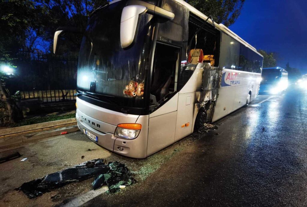 Μολότοφ, καμένα αυτοκίνητα και λεωφορεία έξω από το ΑΠΘ και τη ...