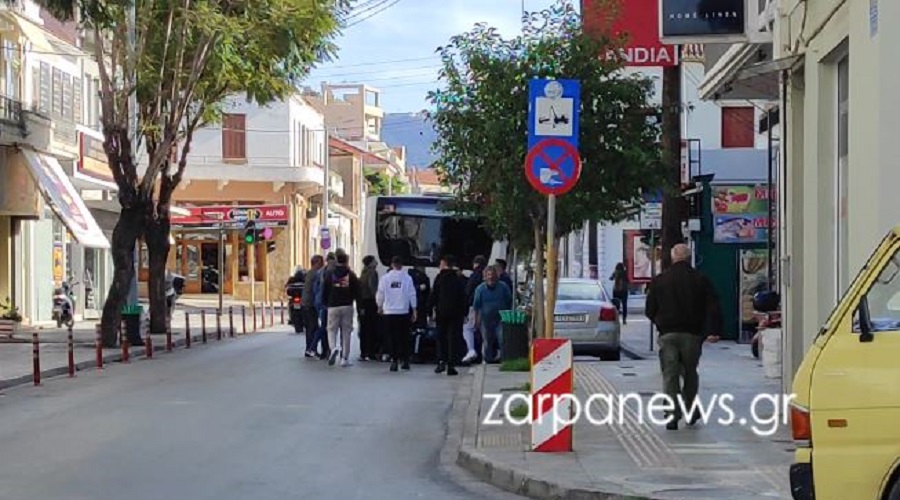 Χανιά | Λεωφορείο «κόλλησε» στη μέση του δρόμου – Η στιγμή που μαθητές ...