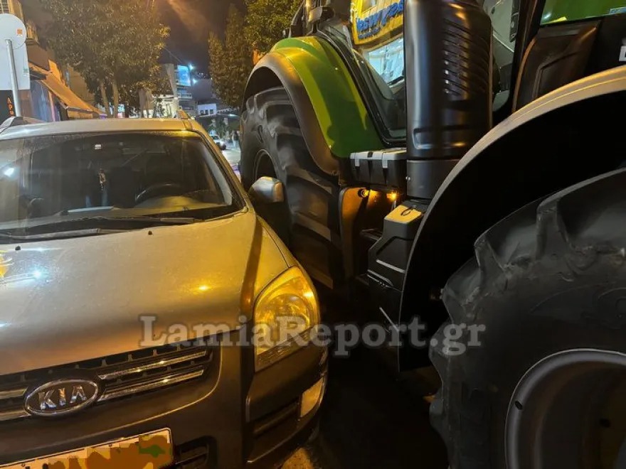 Λαμία: Τρελή πορεία τρακτέρ στο κέντρο που πέρασε ξυστά από ταξί ...