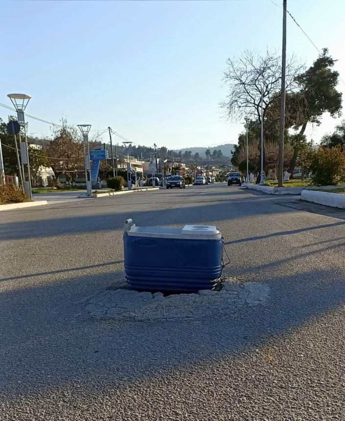 Απίθανο: Έκλεισαν λακκούβα στον δρόμο με φορητό ψυγειάκι | Photos ...