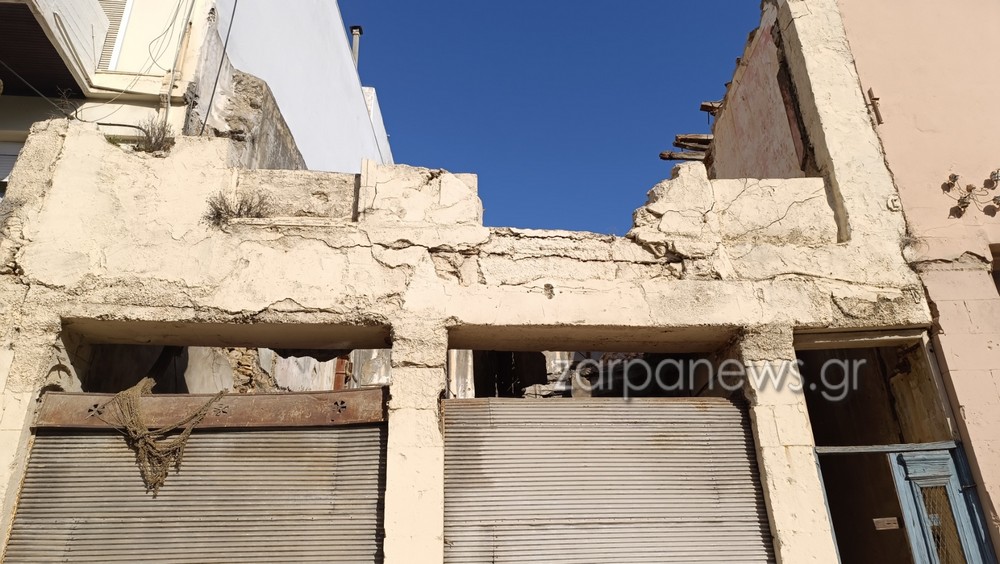 Προσοχή! Καταρρέει σιγά-σιγά ετοιμόρροπο κτήριο στα Χανιά – Έπεσε μέρος ...