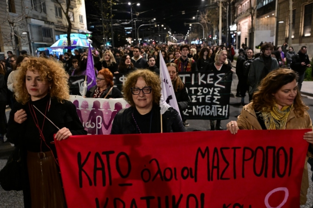 Βιασμός 12χρονης: Εκατοντάδες διαδηλωτές στους δρόμους της Αθήνας μετά ...