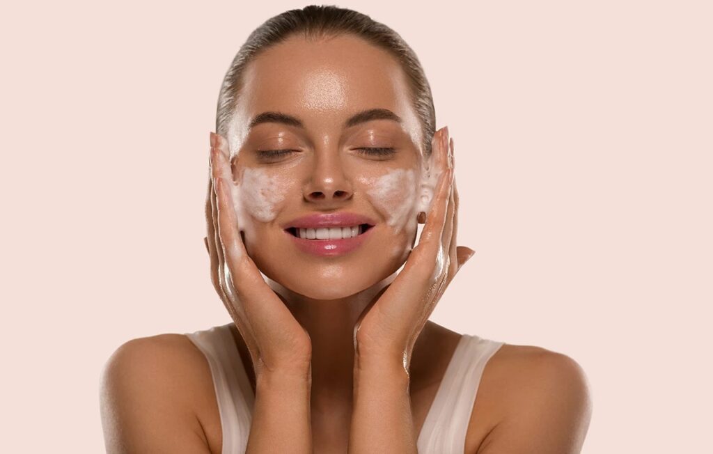 Όλα όσα πρέπει να ξέρετε για το double cleansing | zarpanews.gr