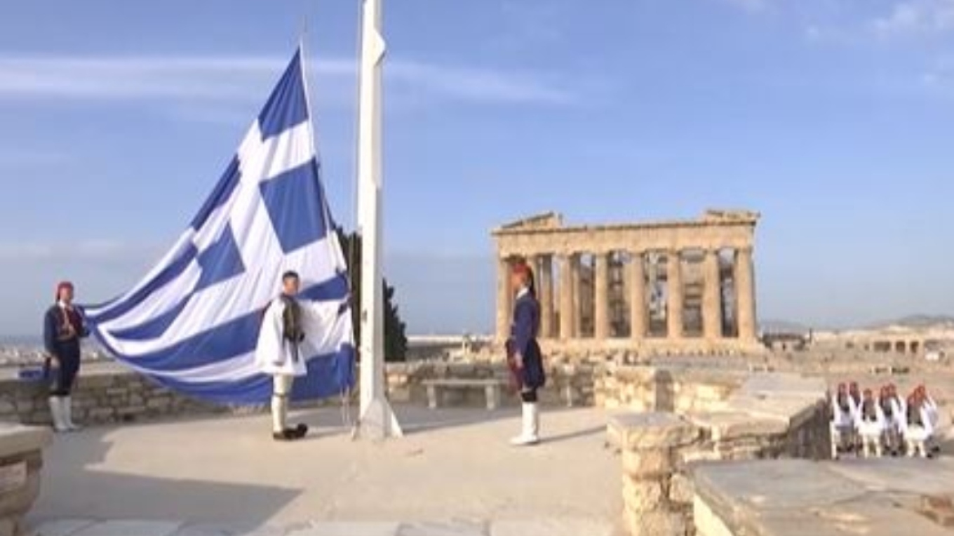 25η Μαρτίου: Δέος στην έπαρση της σημαίας στον Ιερό Βράχο της Ακρόπολης ...