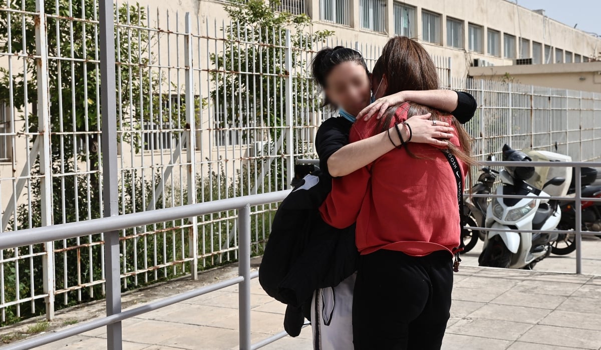 Κολωνός: Βγήκε από τη φυλακή η μητέρα της 12χρονης – Οι πρώτες εικόνες ...