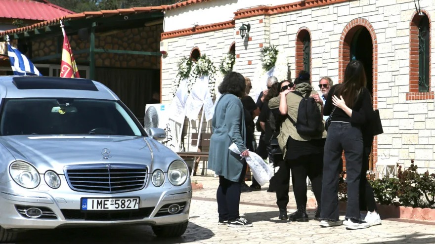 Άγιοι Ανάργυροι: Θρήνος στην κηδεία της 28χρονης Κυριακής που έπεσε ...