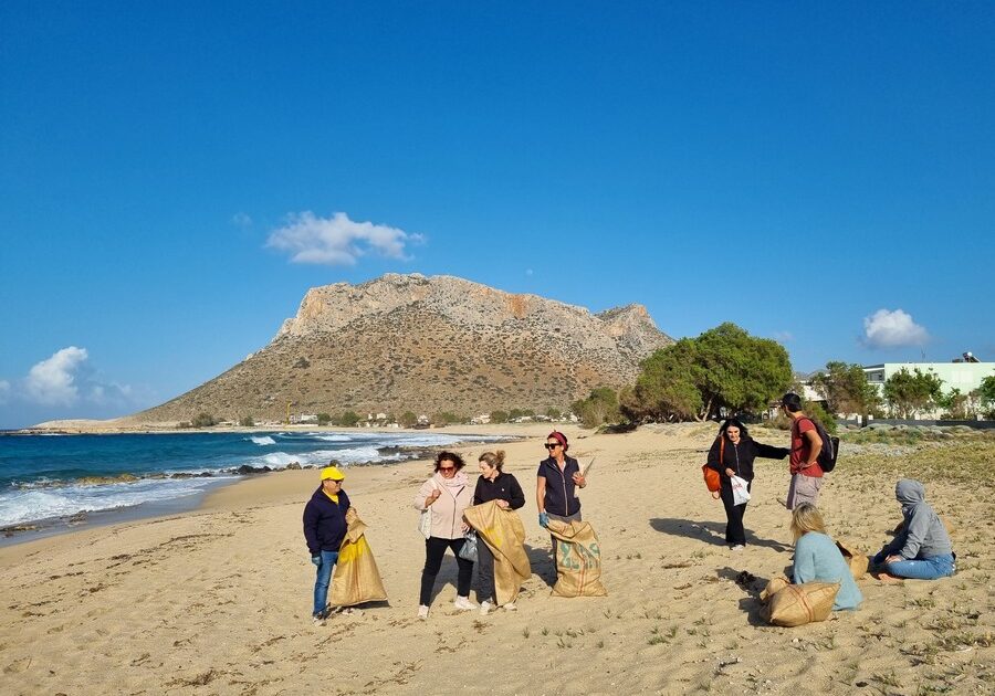 Χανιά | Καθάρισαν την παραλία του Σταυρού – Μάζεψαν πλαστικά και ...