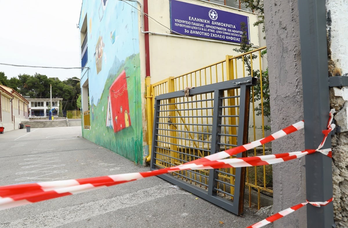 Κηφισιά: Σάλος για το ατύχημα με την πόρτα που καταπλάκωσε μαθητή ...