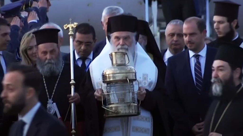 Το Άγιο Φως έφτασε στην Ελλάδα – Μεταφέρεται σε πόλεις με ειδικές ...